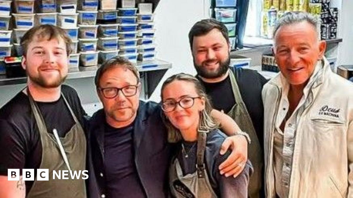 Bruce Springsteen and Steven Graham in surprise Kirkburton trip - BBC News