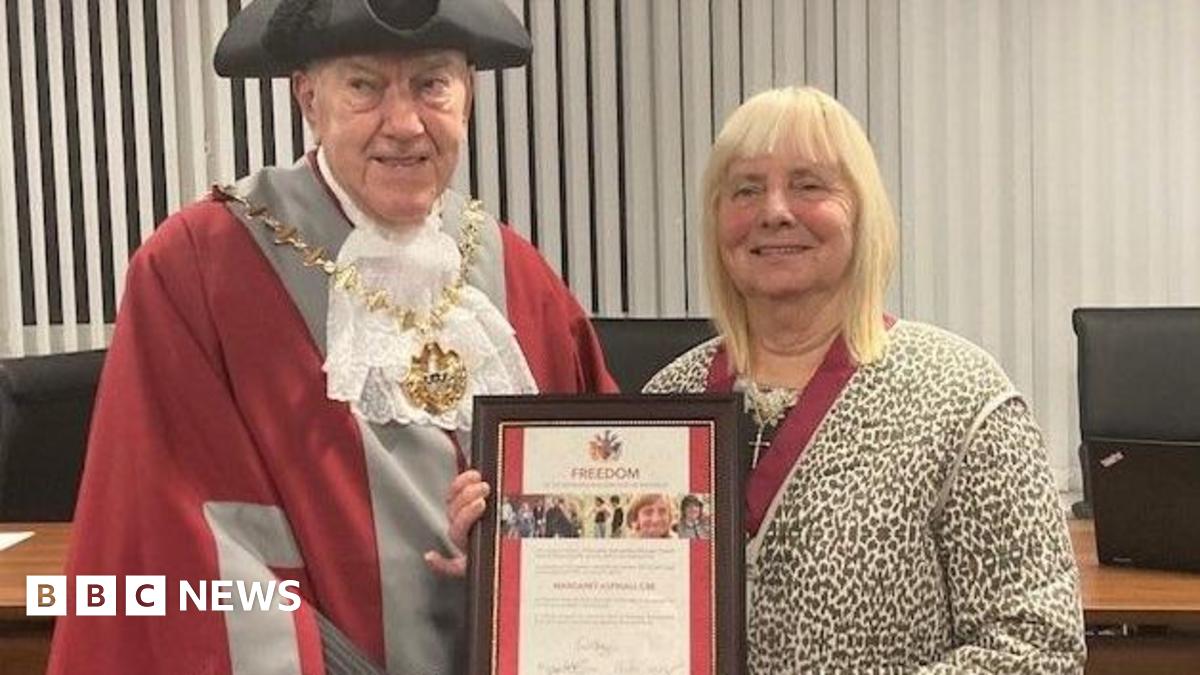Knowsley: Hillsborough campaigner given freedom of borough - BBC News