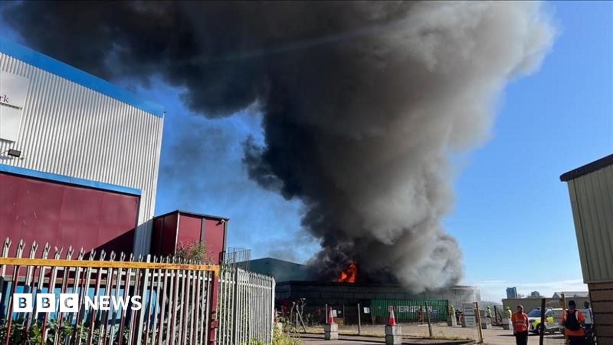 Kent fire crews tackling Strood recycling centre blaze - BBC News