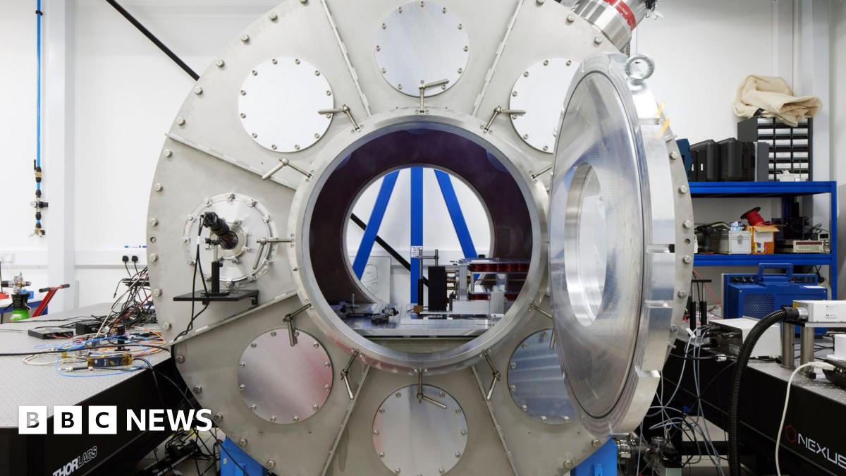 New space satellite lab at Harwell 'puts UK on the map' - BBC News