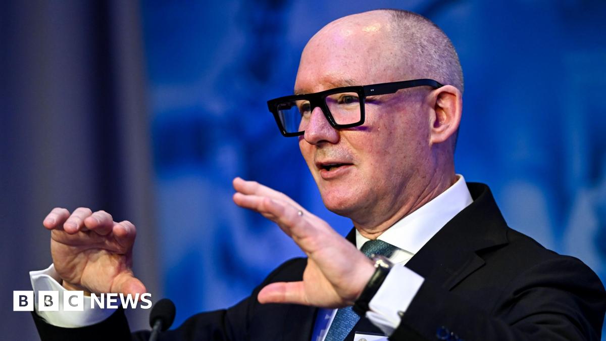 Jim Gavin: Ex-GAA manager wins Fianna Fail presidential nomination - BBC News