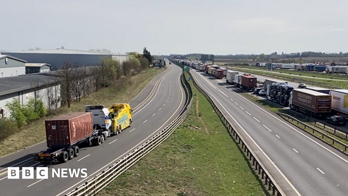 Lorry crash closes part of A14 in Cambridgeshire - BBC News