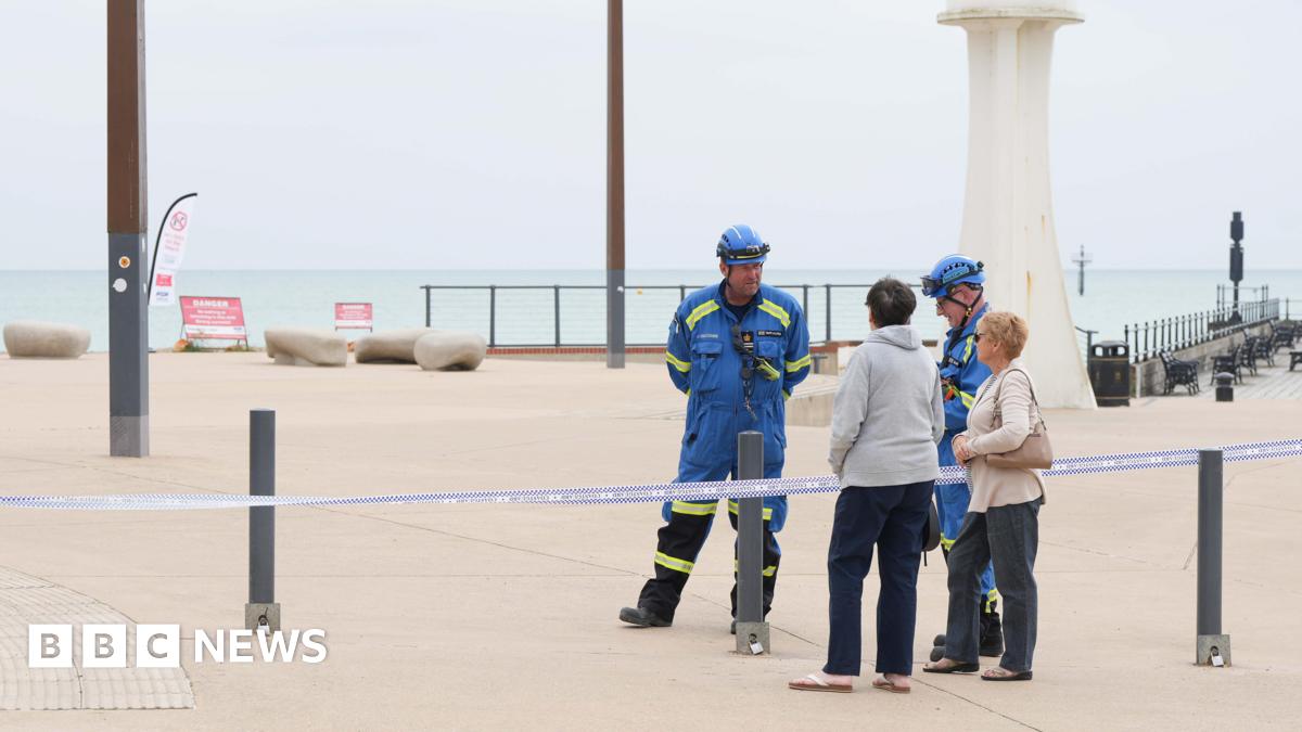 Littlehampton seafront cordoned off over suspected explosives - BBC News