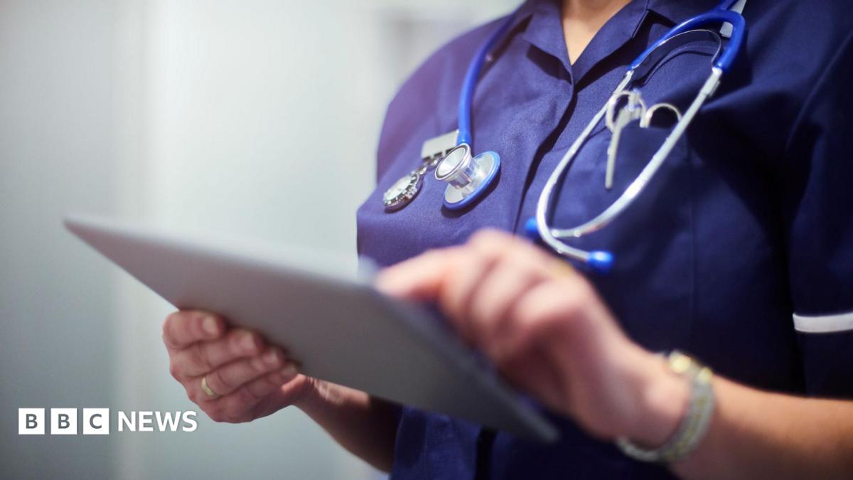 New Sheffield nursing course aims to plug NHS workforce gaps - BBC News