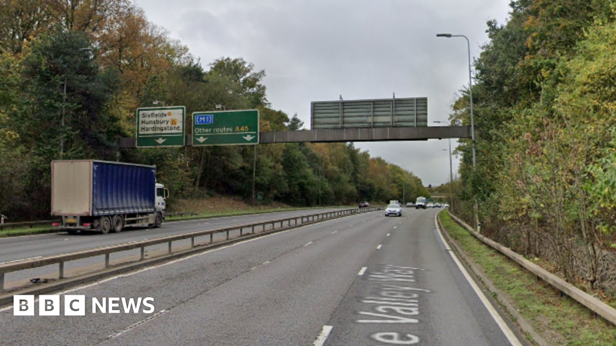 Crash on A45 in Northampton causes delays - BBC News