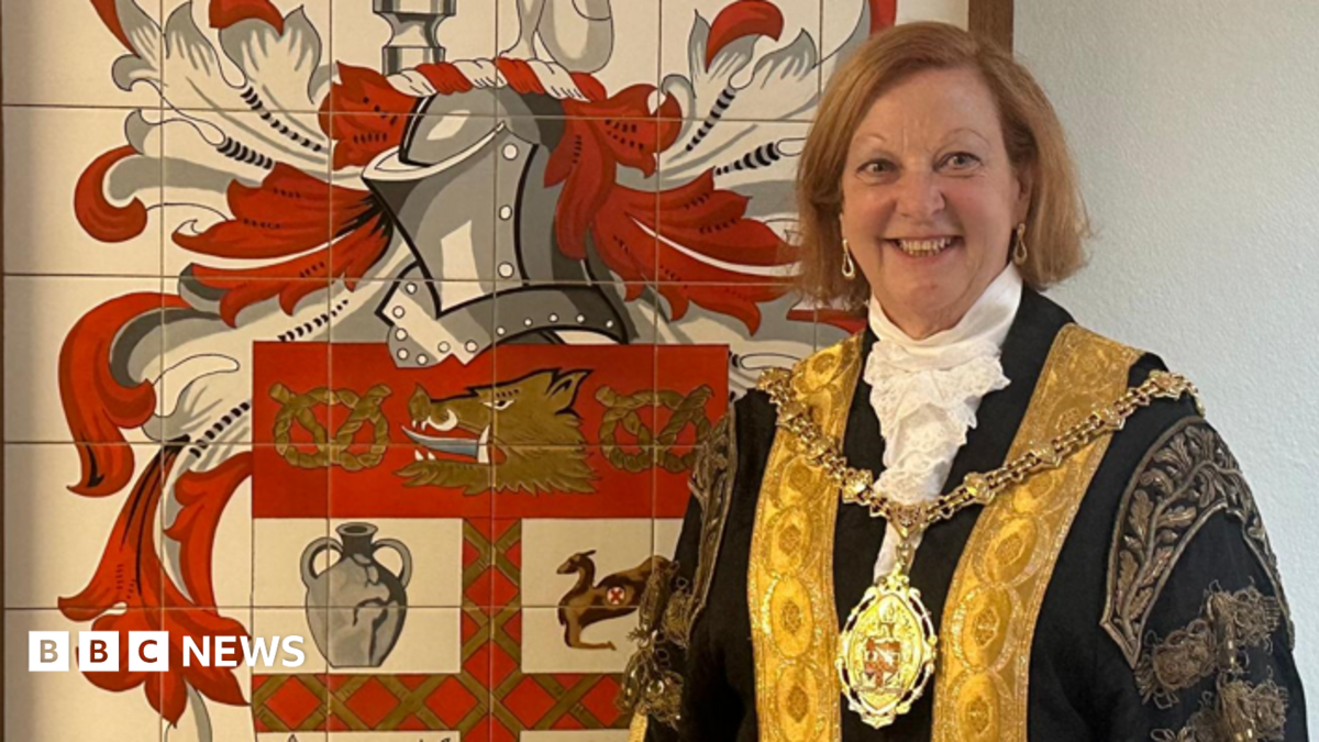 Stoke-on-Trent's 98th Lord Mayor officially appointed - BBC News