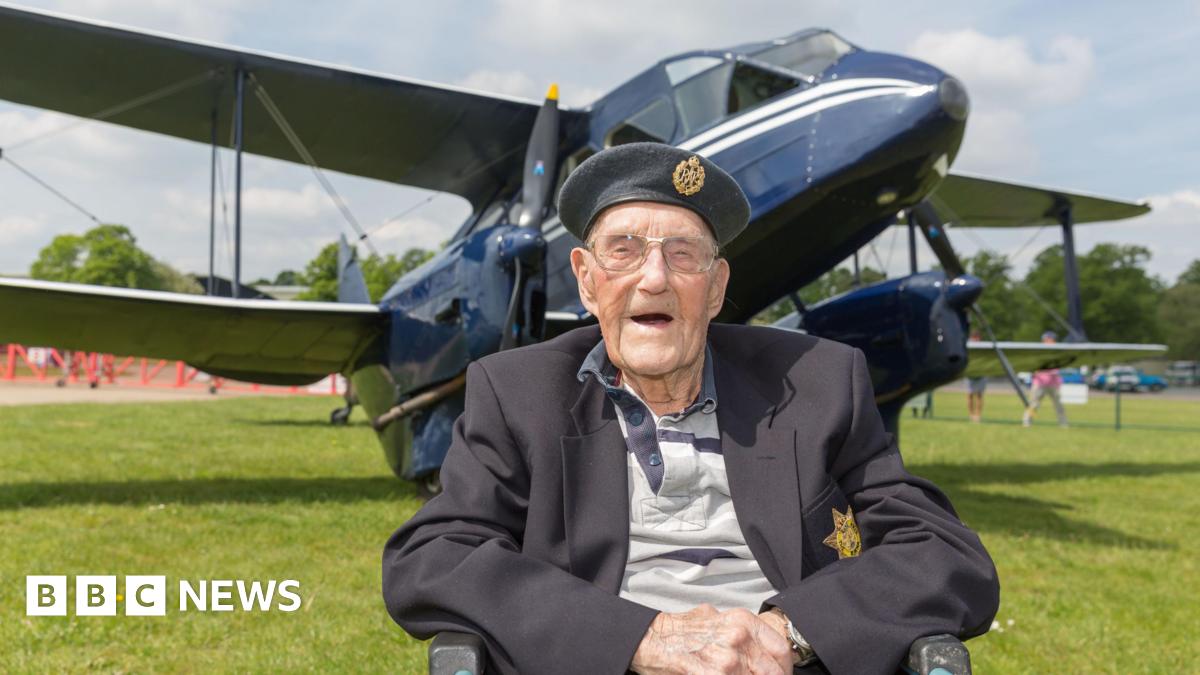 Chingford: RAF veteran, 102, takes 'flight down memory lane' - BBC News