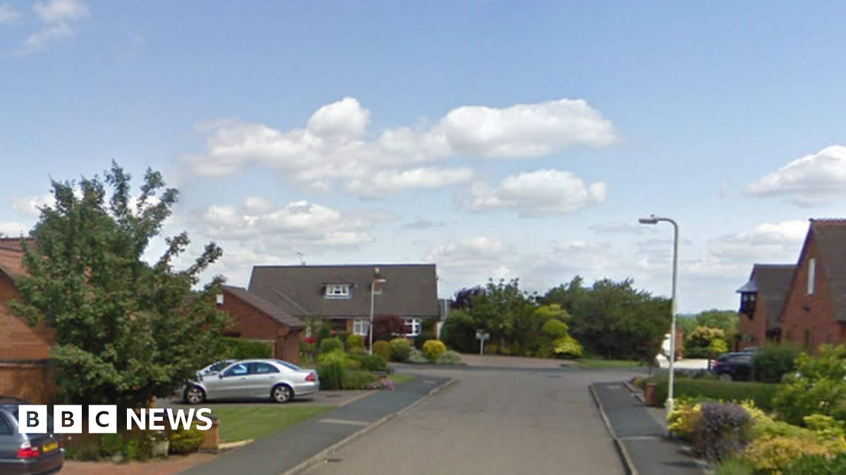 Gregor Bauld: Man who stabbed mother to death cleared of murder - BBC News