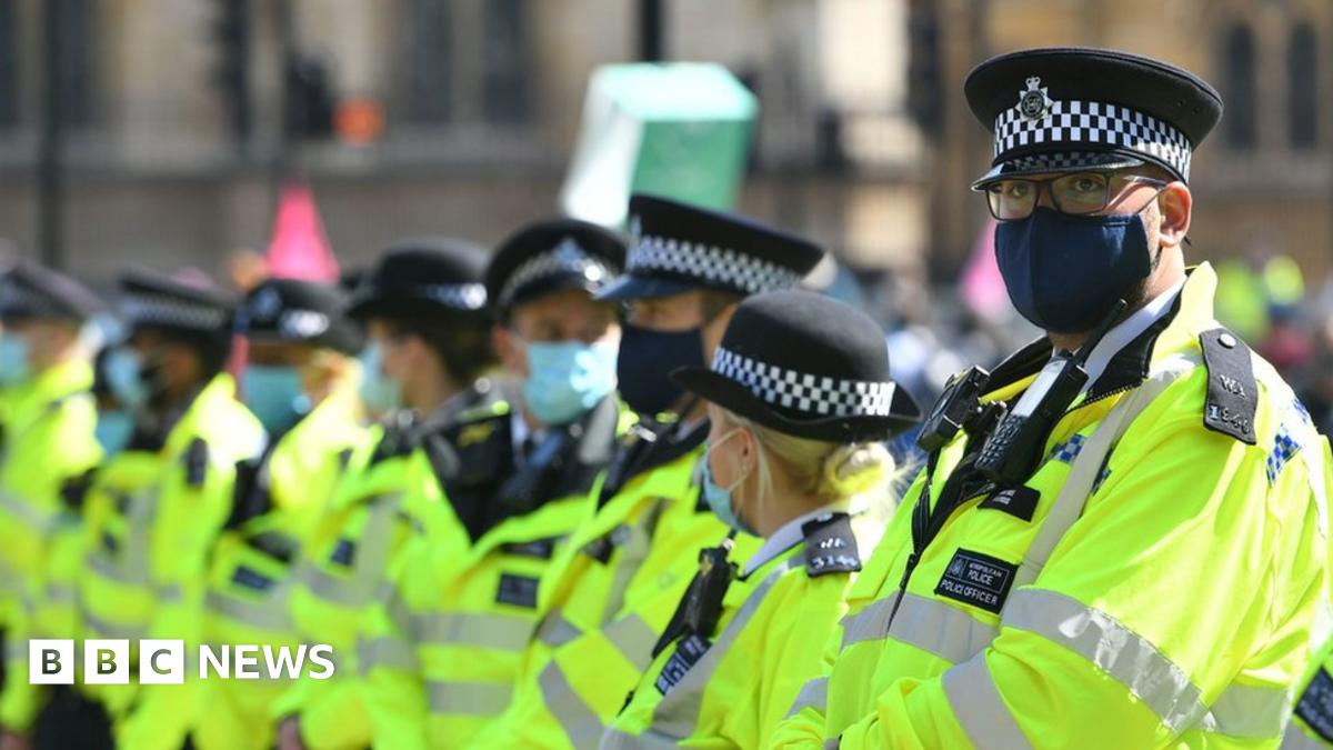 Police safety: Four in 10 officers say they were assaulted last year ...