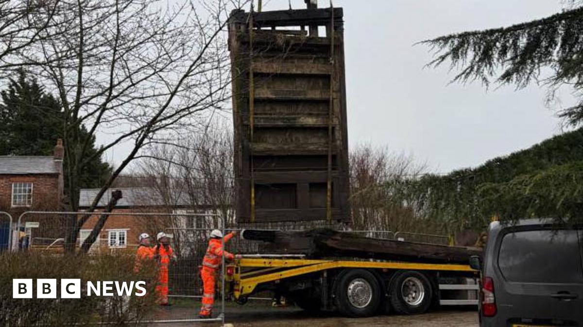 Grand Union Canal locks to reopen near Daventry after closures - BBC News