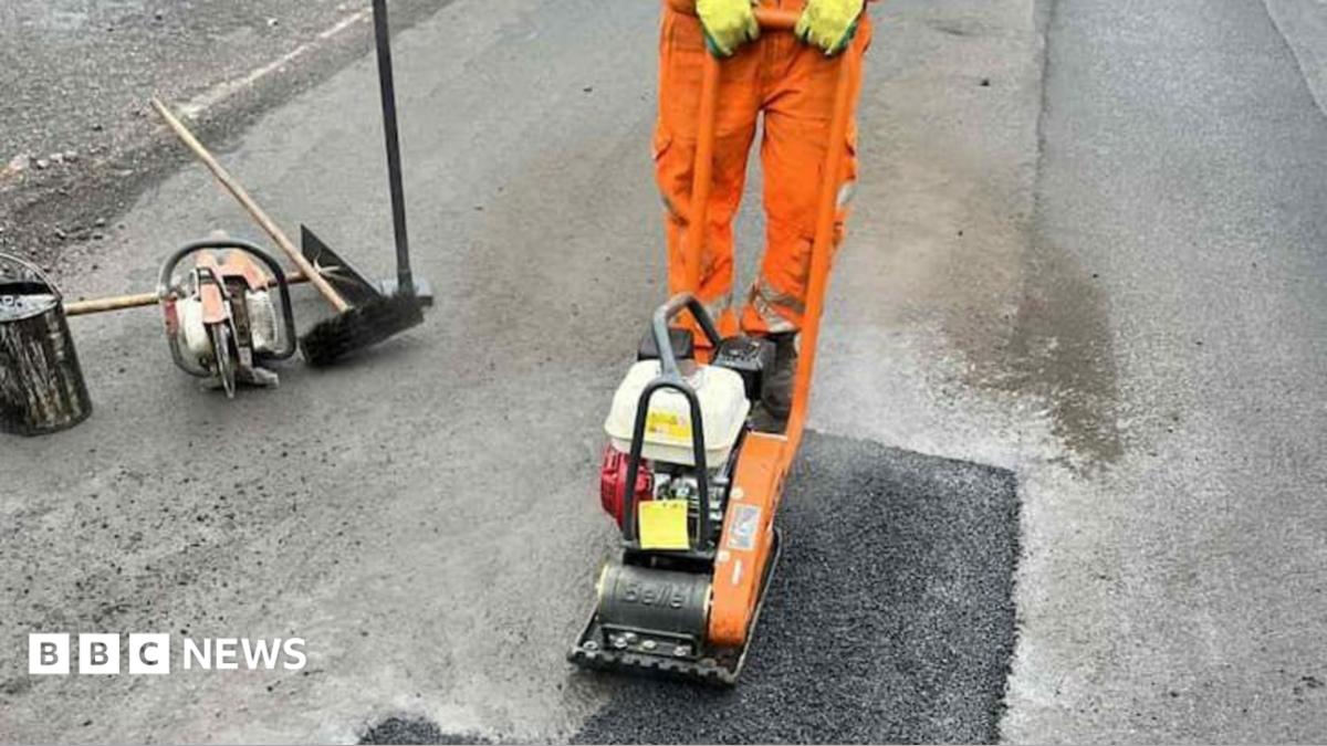 Hundreds of potholes to be repaired in Isle of Axholme villages - BBC News