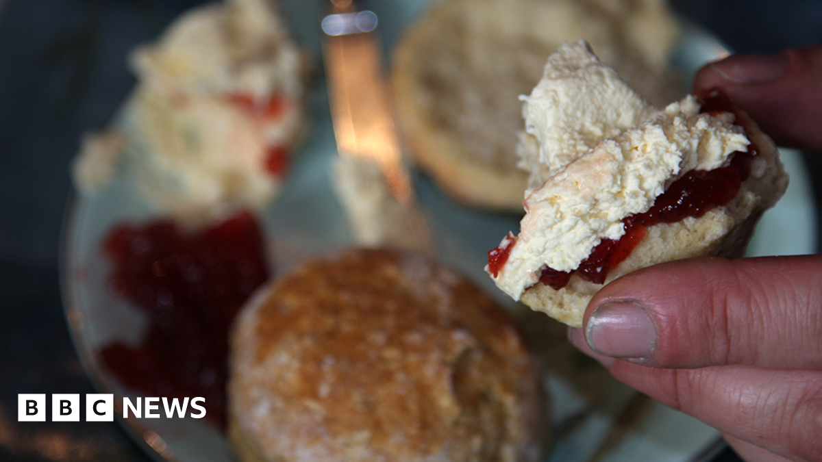 Cream tea world record attempt for Stoke-on-Trent centenary - BBC News