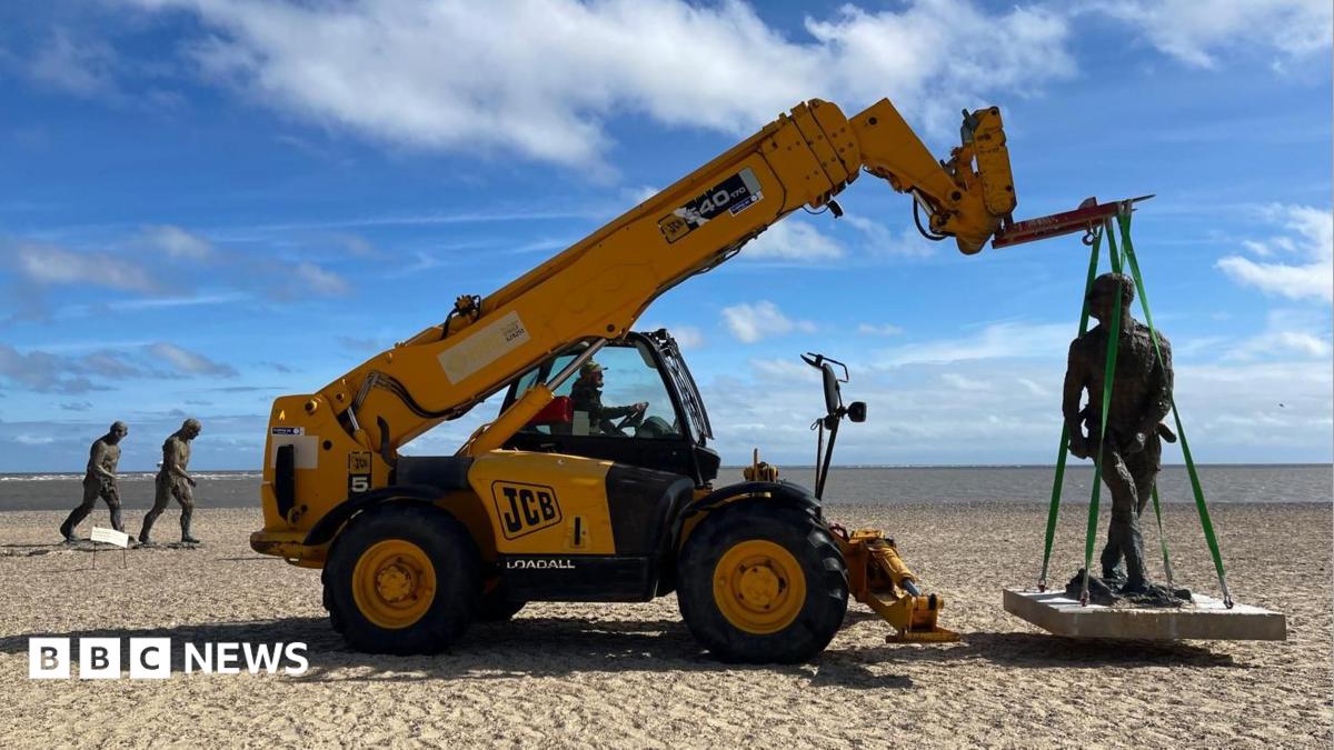 Walking Men leave Lowestoft beach after three months - BBC News