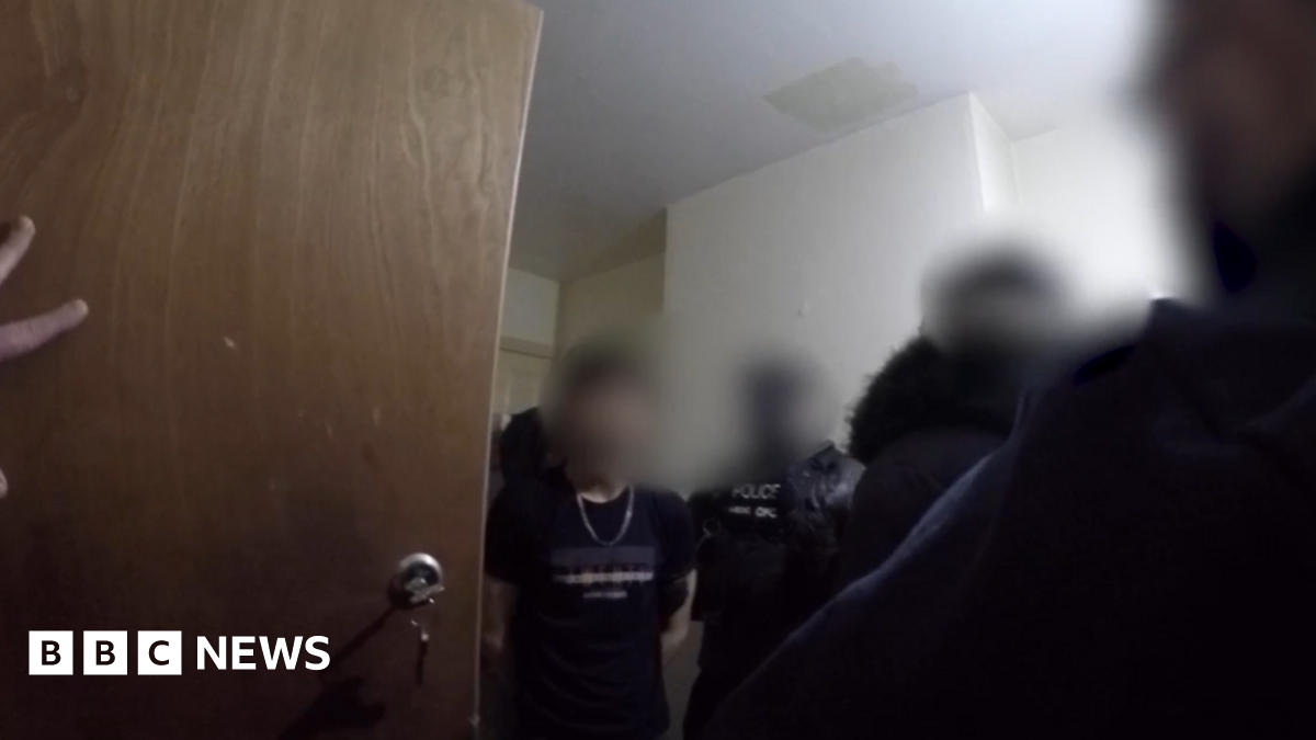 Arrests over small boat 'people smuggling ring' - BBC News