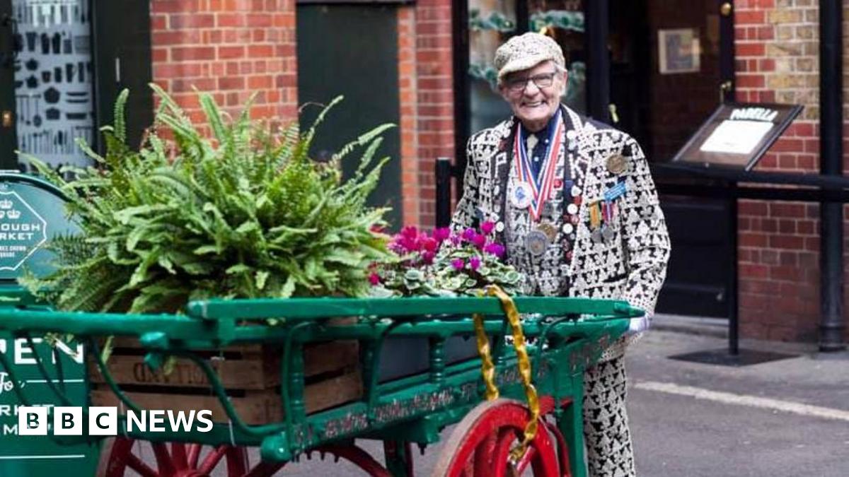 Cockney museum in Surrey is 'my pride and joy' - BBC News