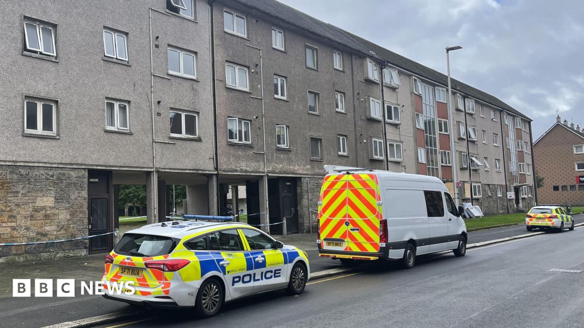 Police launch attempted murder probe after man found in Paisley - BBC News