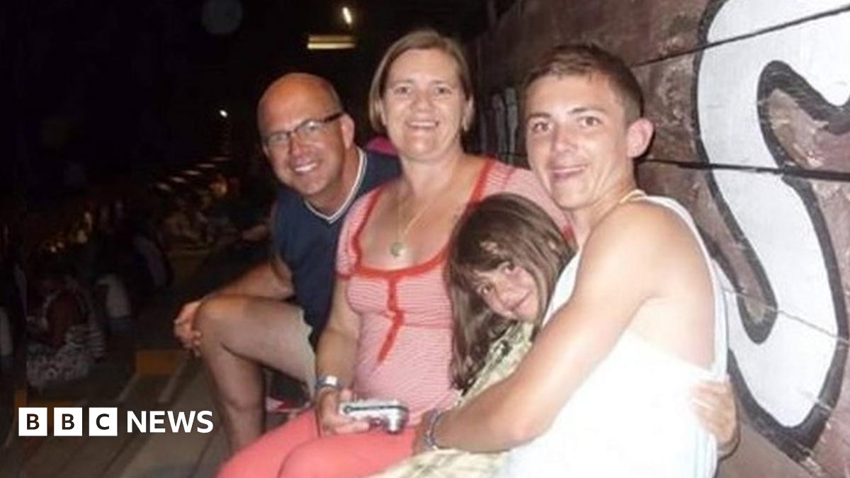 M4 lorry crash victim Graham Elliott 'family man' - BBC News