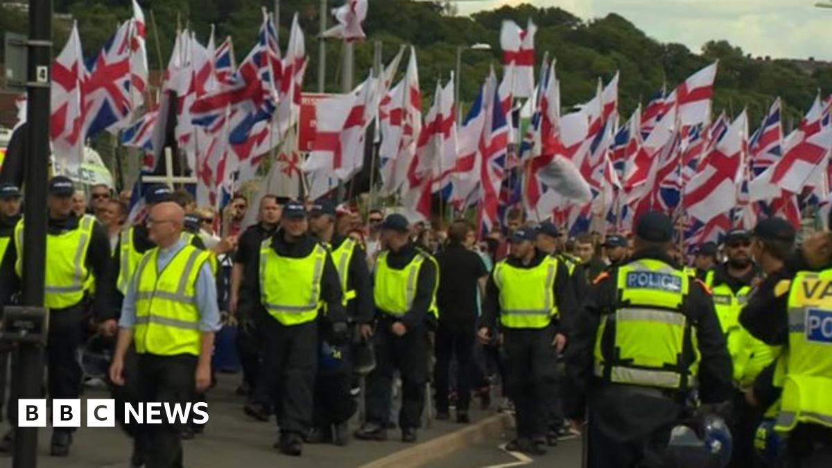 Three arrests at Luton Britain First march and counter-protest - BBC News