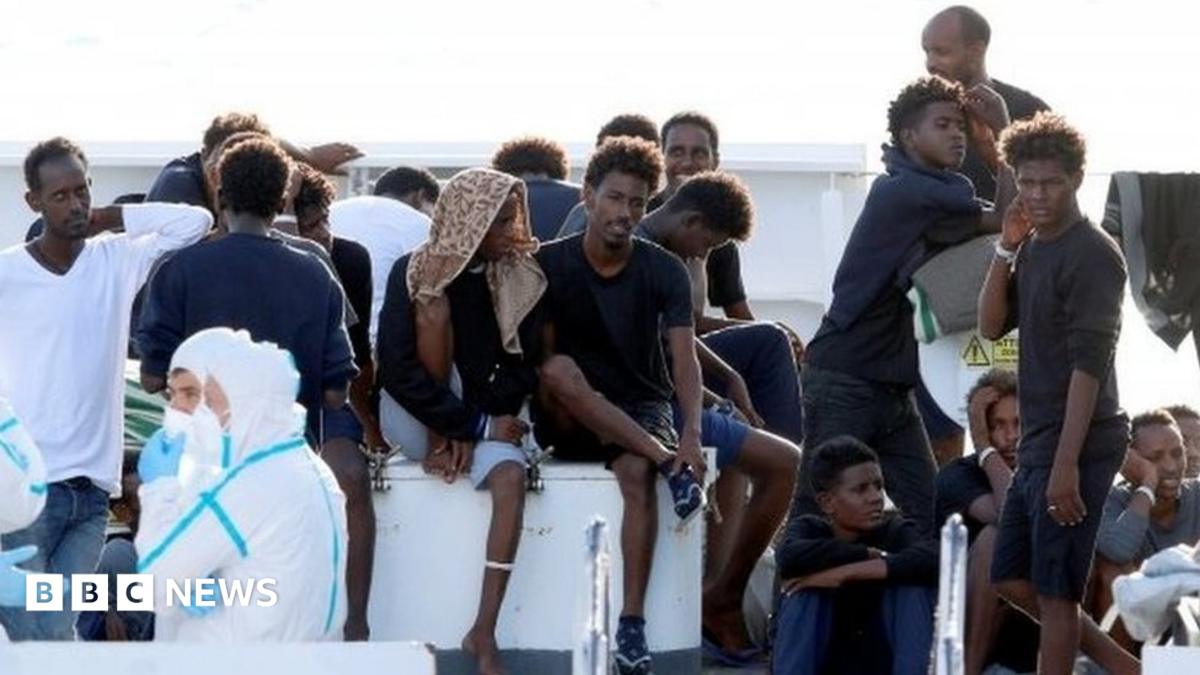 Italy migrant crisis: Government passes tough bill - BBC News