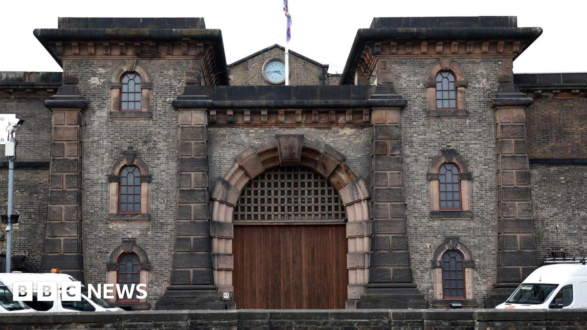 Wandsworth Prison: 'Renewed sense of purpose' after new governor - BBC News