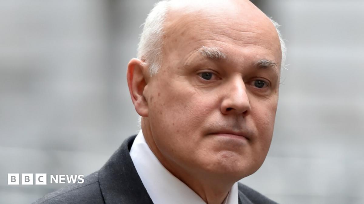 Man cleared of Duncan Smith traffic cone attack - BBC News