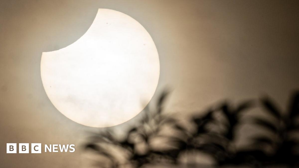 Solar eclipse: Moon blocks part of the Sun over the UK - BBC News