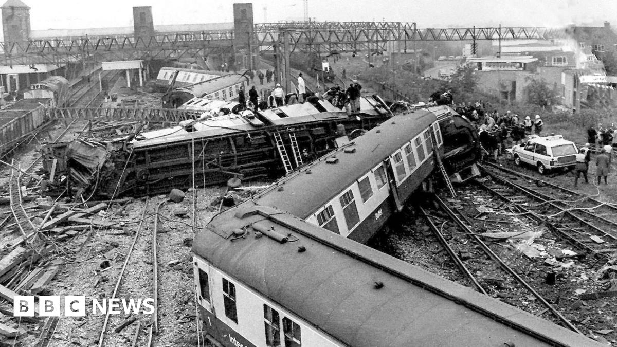 Former firefighter remembers fatal Nuneaton rail crash of 1975 - BBC News