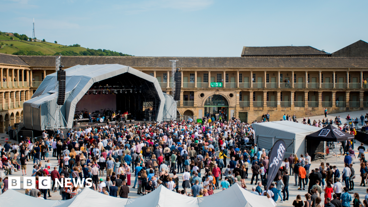 Halifax: Piece Hall's new entry cut-off time criticised - BBC News