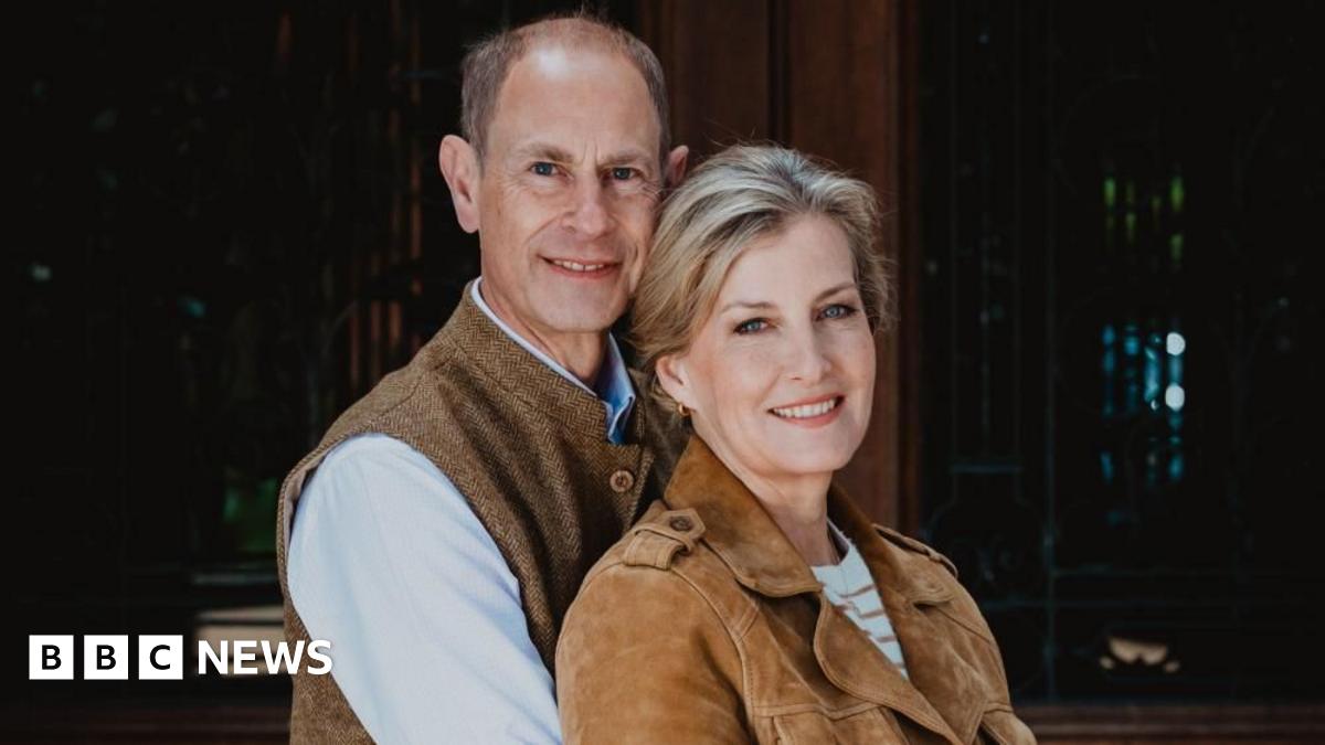 Duke and Duchess of Edinburgh mark 25 years married - BBC News