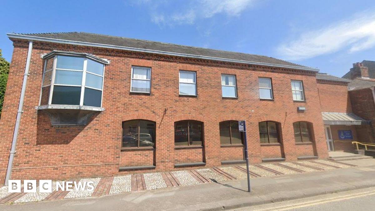 Devizes and Amesbury police stations set to close - BBC News