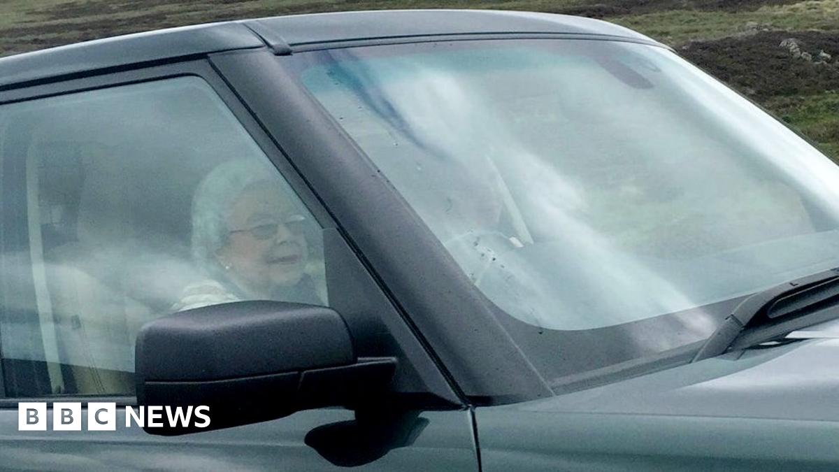 'The Queen drove past and gave a massive wave' - BBC News