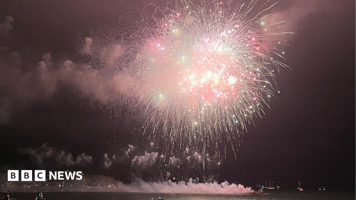 Free fireworks display returns to Plymouth on bonfire night - BBC News