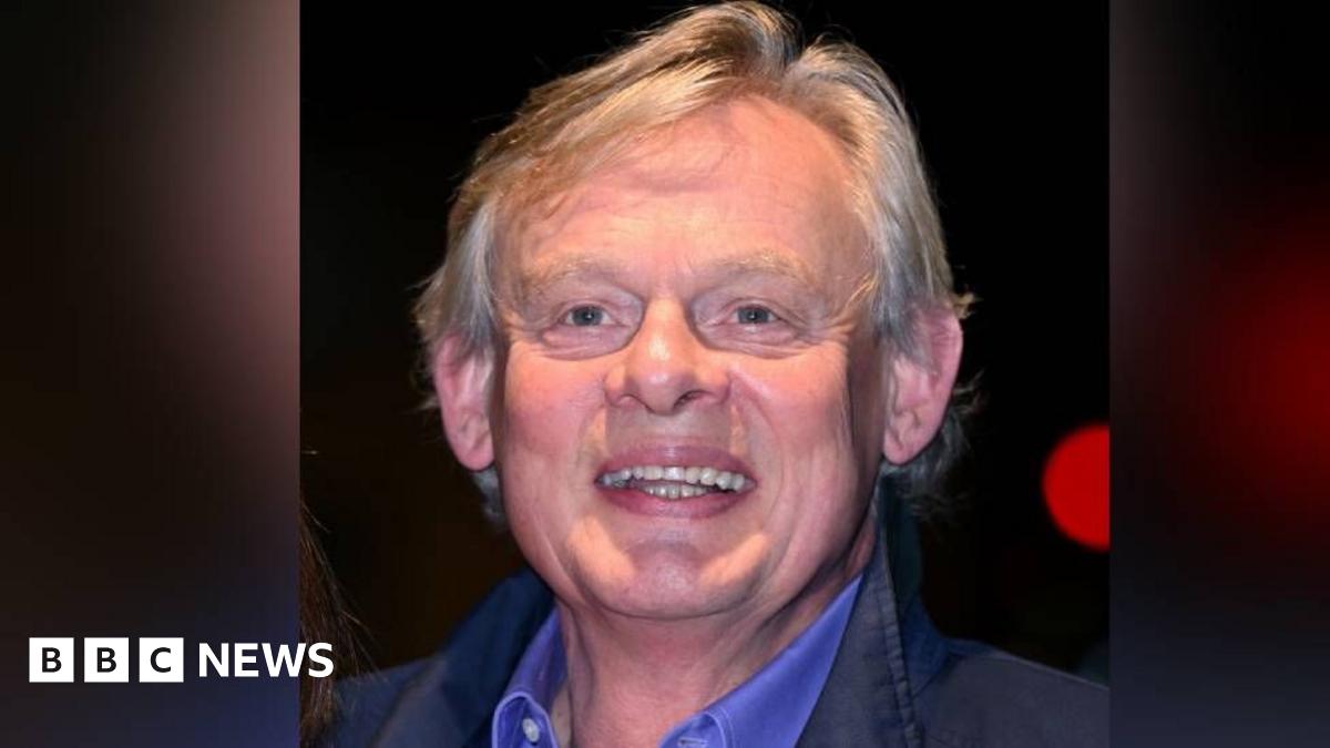 Martin Clunes pays tribute to Welsh war horse Sir Briggs - BBC News
