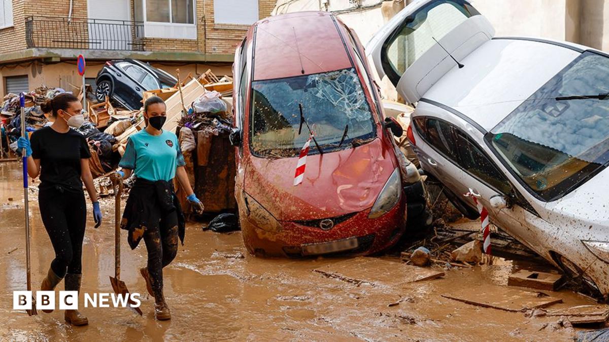 Spain floods: Accusations fly over who is to blame for disaster - BBC News