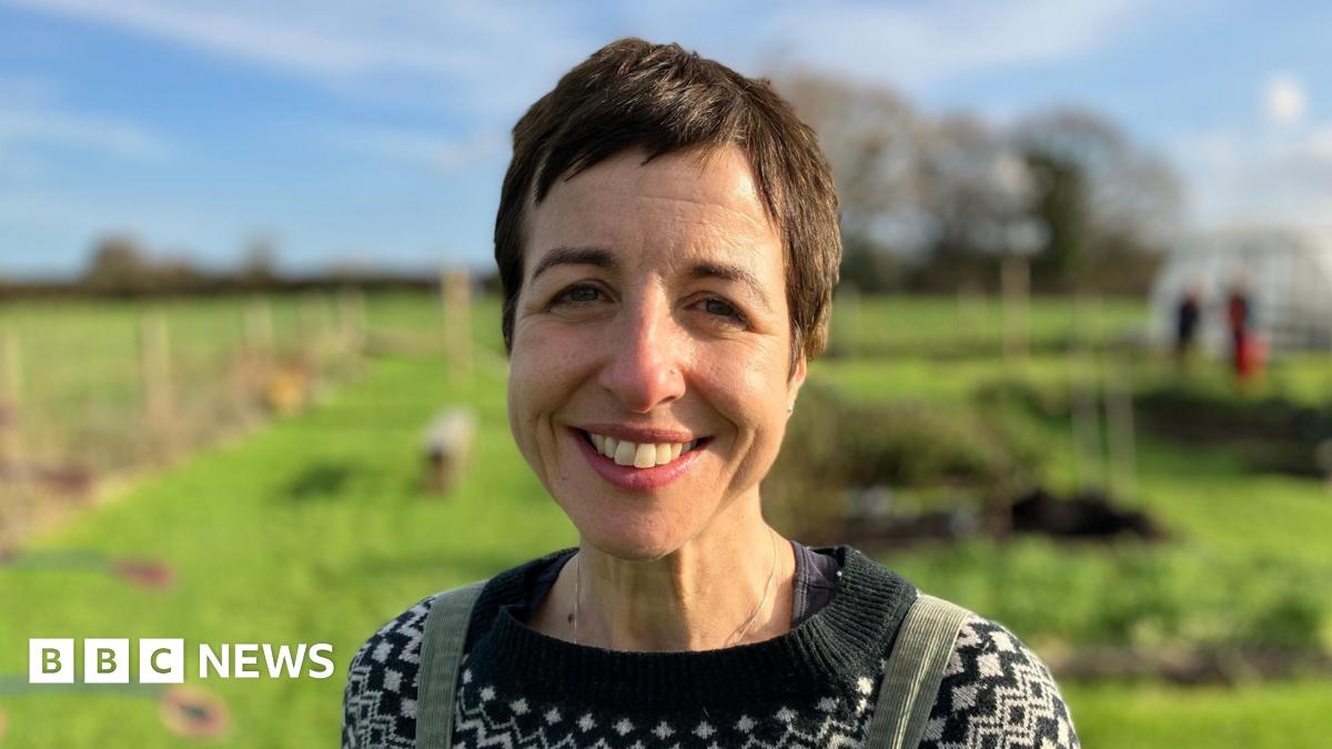 Meet the Devon GP taking her surgery to the garden - BBC News