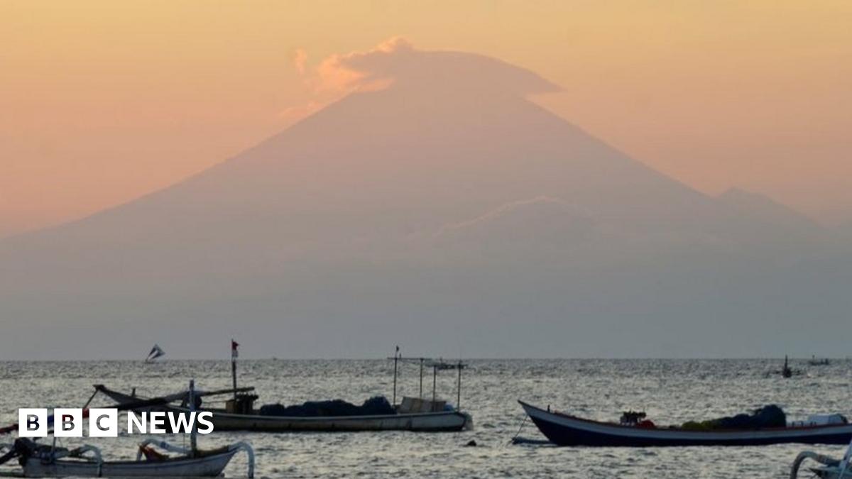 Indonesia: Bali volcano highest alert issued - BBC News