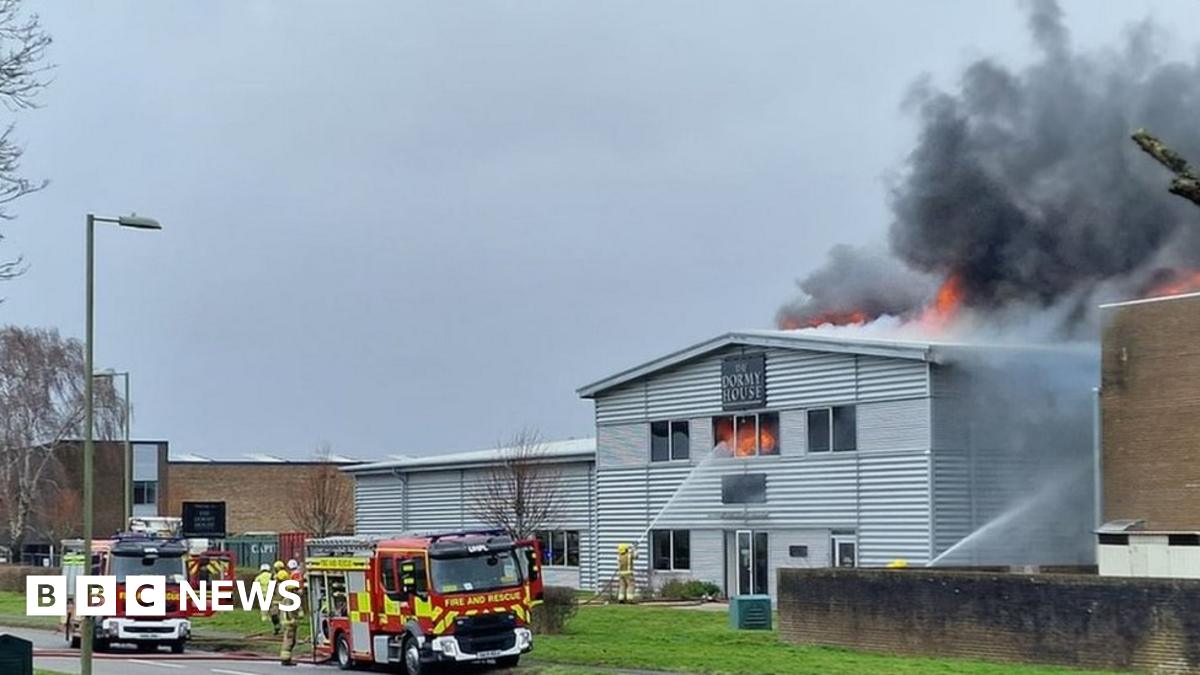 Andover: Crews tackle industrial estate warehouse fire - BBC News