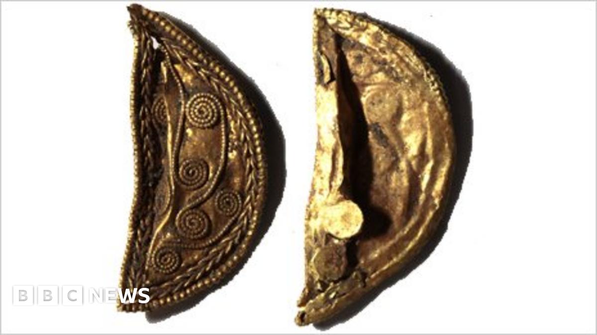Bamburgh Castle archaeologist finds gold from 800AD - BBC News