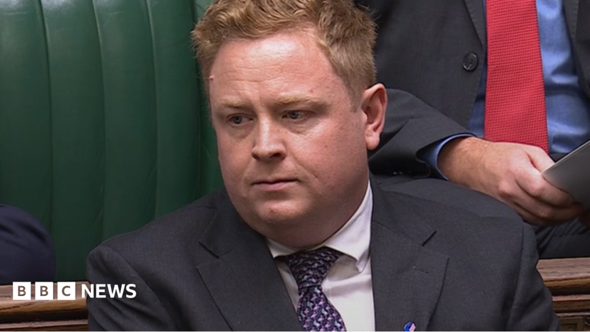 Reinstate police counter services, Redditch MP says - BBC News