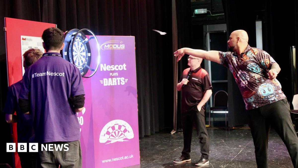 Epsom: Top darts stars visit college to help maths skills - BBC News