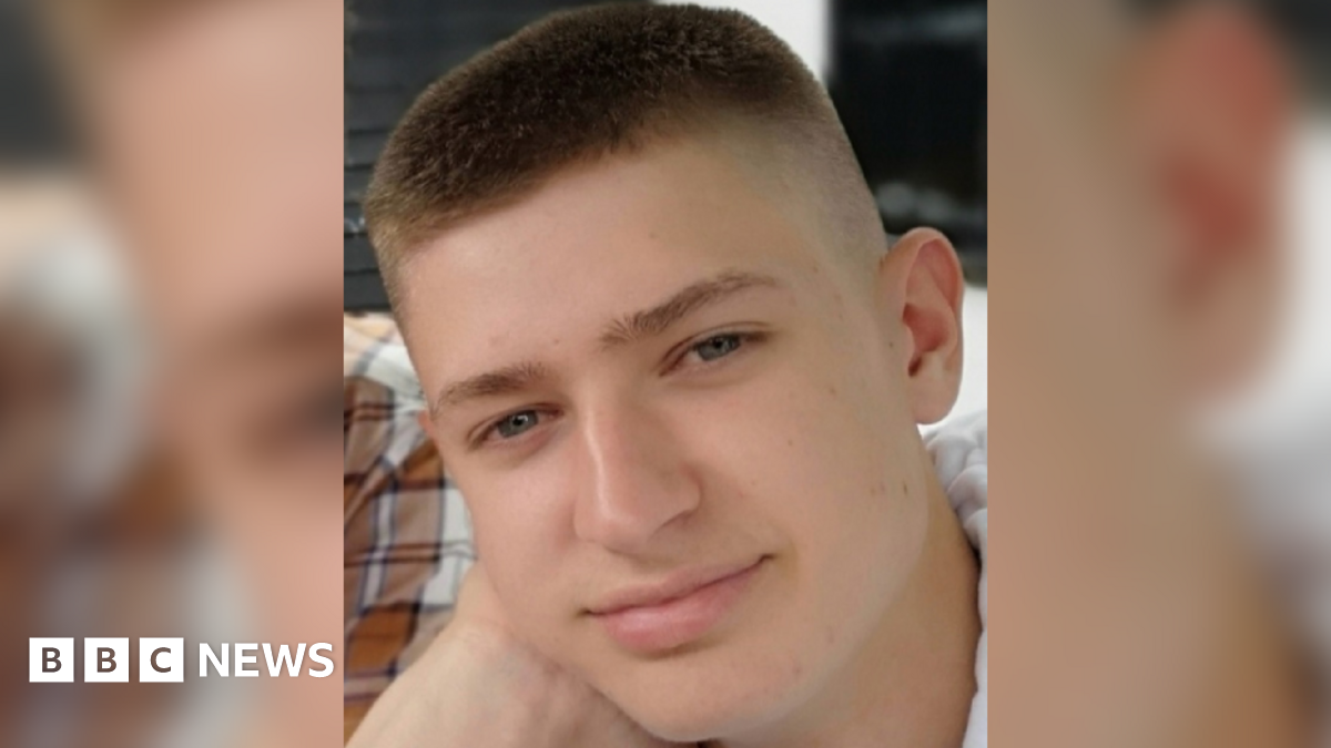 Swansea: Tribute paid to motorcyclist, 19, killed in crash - BBC News