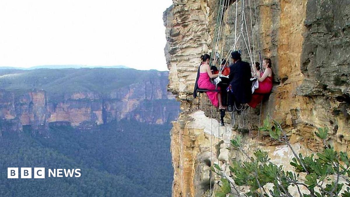 Man killed after Blue Mountains rock swing stunt - BBC News