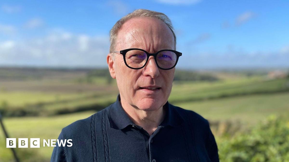 Man quit job to help family with dad's dementia - BBC News