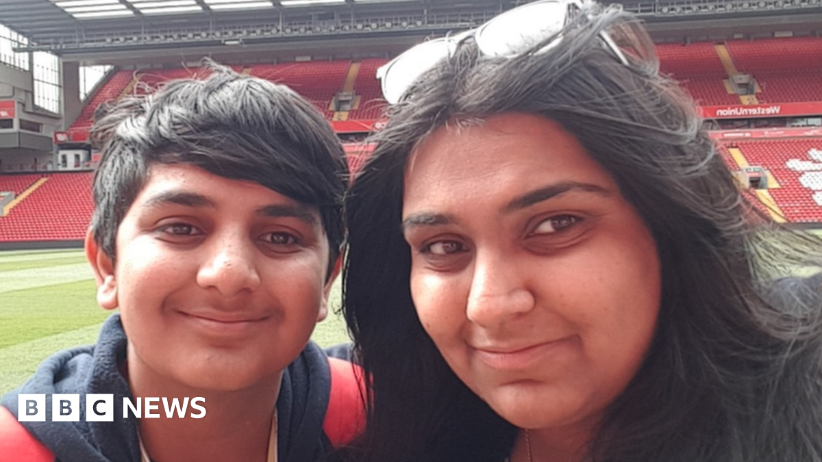 Ronan Kanda: Murdered boy's family take knife petition to PM - BBC News