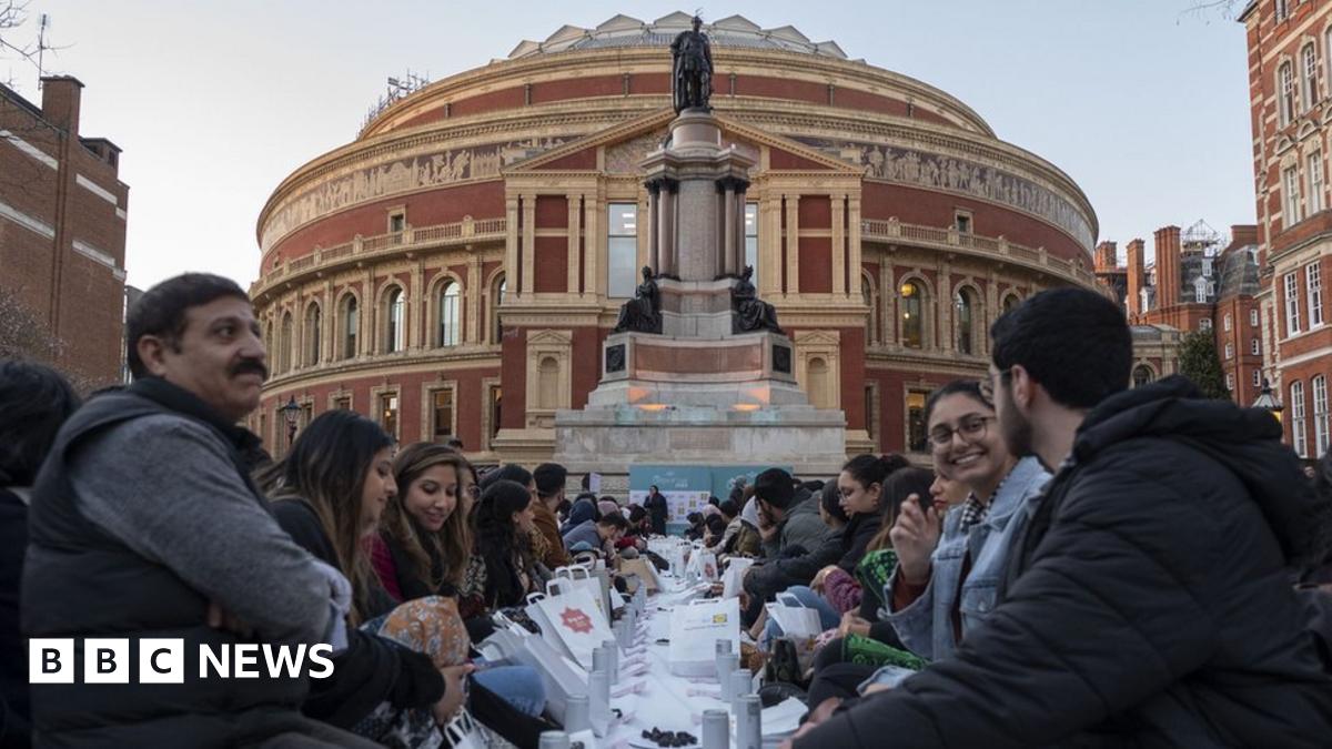 Ramadan: Cathedrals, museums and stadiums host iftar meals - BBC News