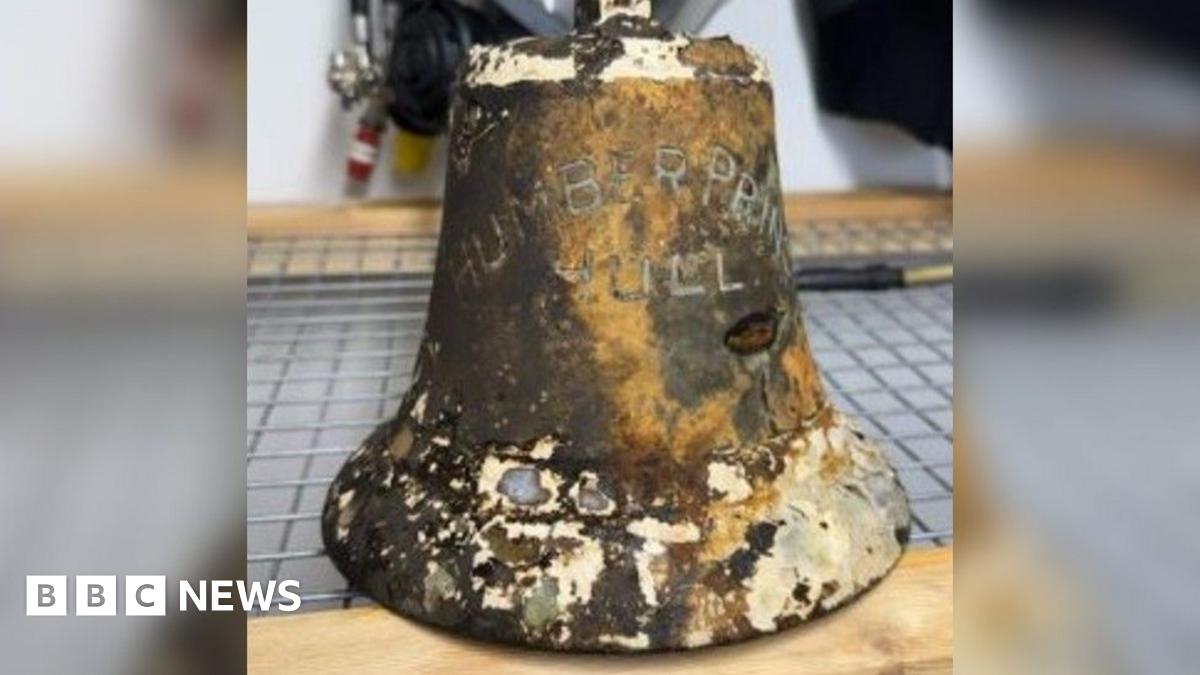 Nottinghamshire Police pull rusty bell from River Trent - BBC News