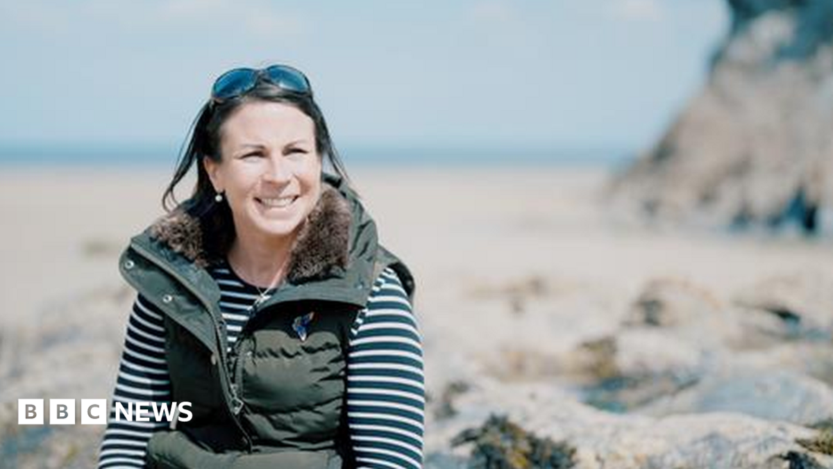 Cornwall mum of three develops app for seaside trippers - BBC News