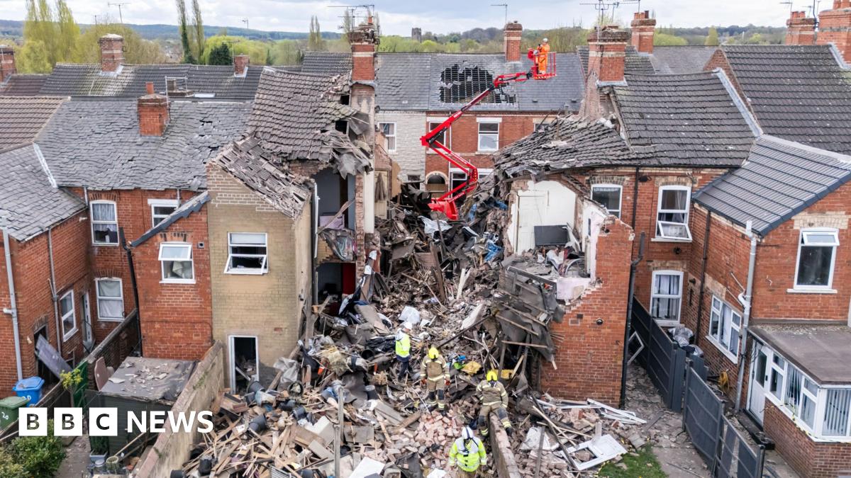 Worksop explosion: Probe continues after man dies in blast - BBC News