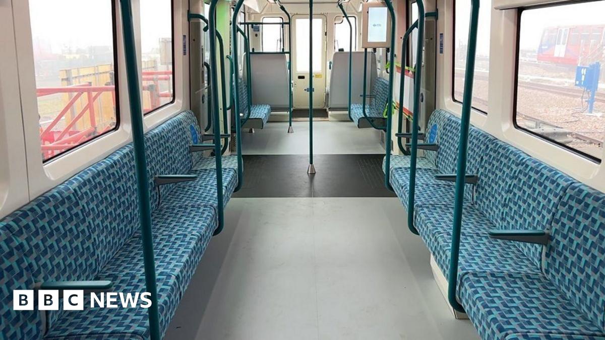 Docklands Light Railway: Rollout of new trains delayed - BBC News