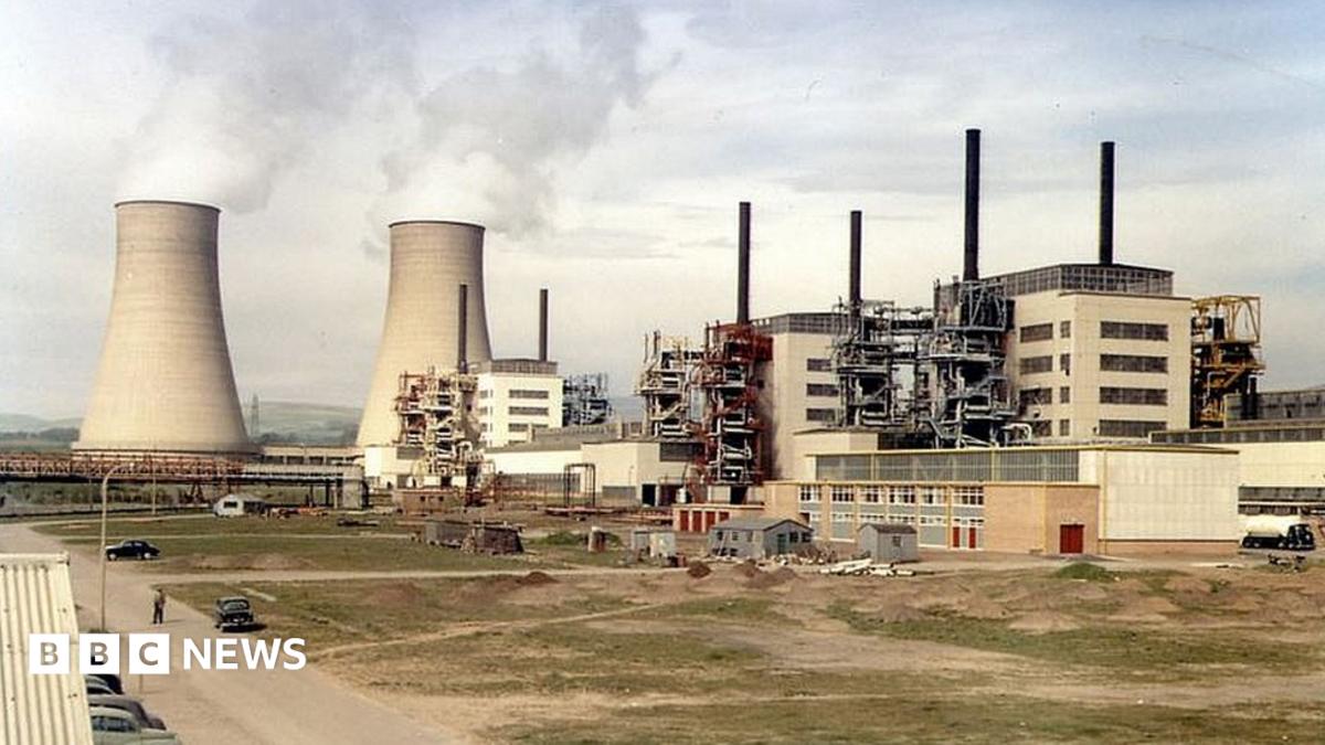 Calder Hall: First nuclear power station emptied of fuel - BBC News